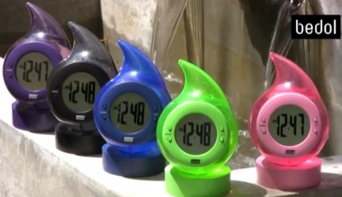 水を入れるだけで数ヶ月動き続ける世界初のデジタル時計「Bedol Water Clock」 | コモンポストムービー